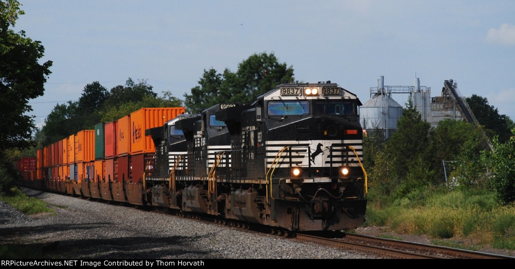NS 9837 leads 22V east approaching the LEHL's MP 40